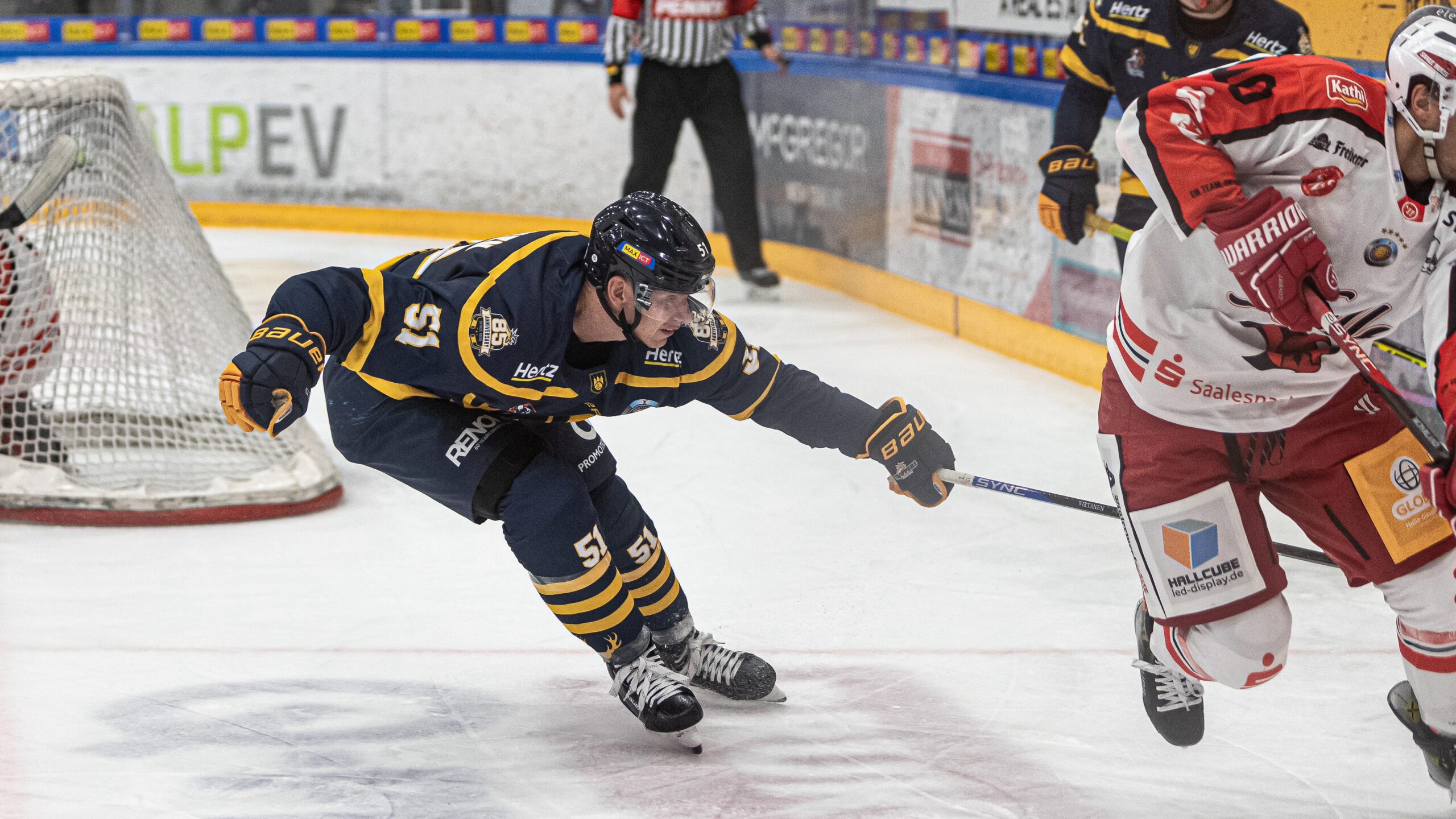 TRAPPERS NEEMT KOPPOSITIE OVER VAN HALLE - Trappers